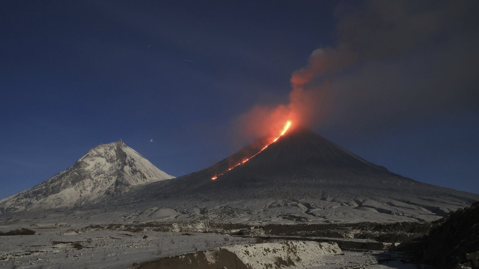 Volcano Erupts in Russia After 600 Years, Earthquake Suspected as Trigger